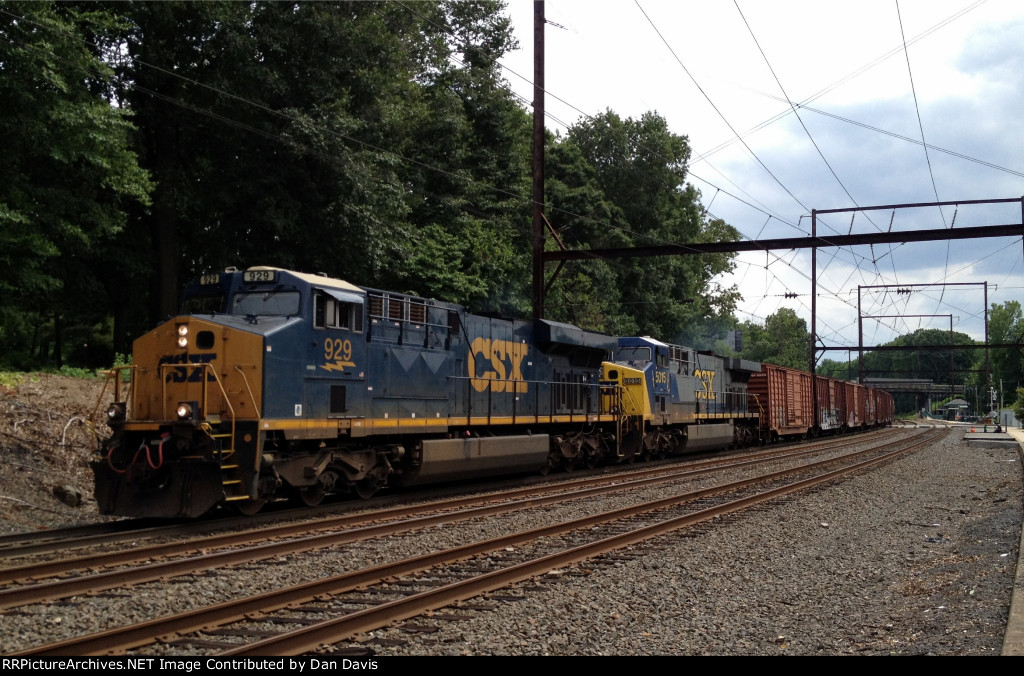 CSX ES44AH 929 and CSX AC60CW 5015 elephant style on Q438-01